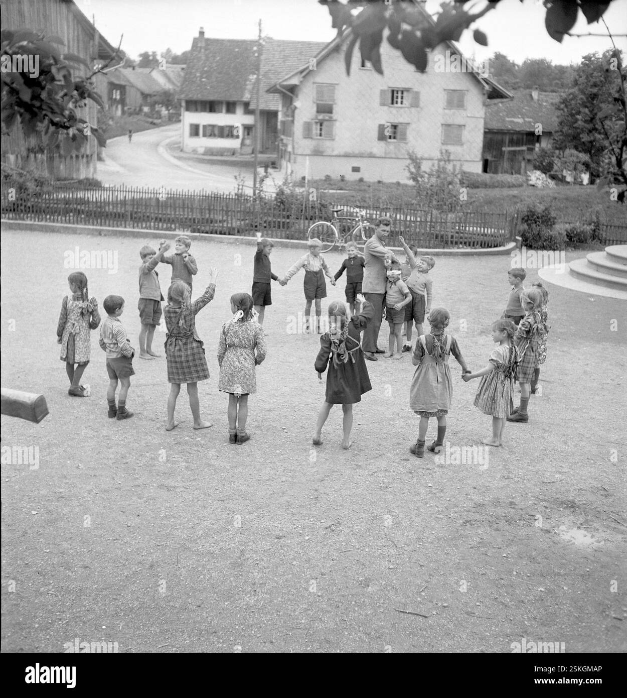 Schlatt Winterthur 1944, Kinder beim Blindekuh spielen#Schlatt ...