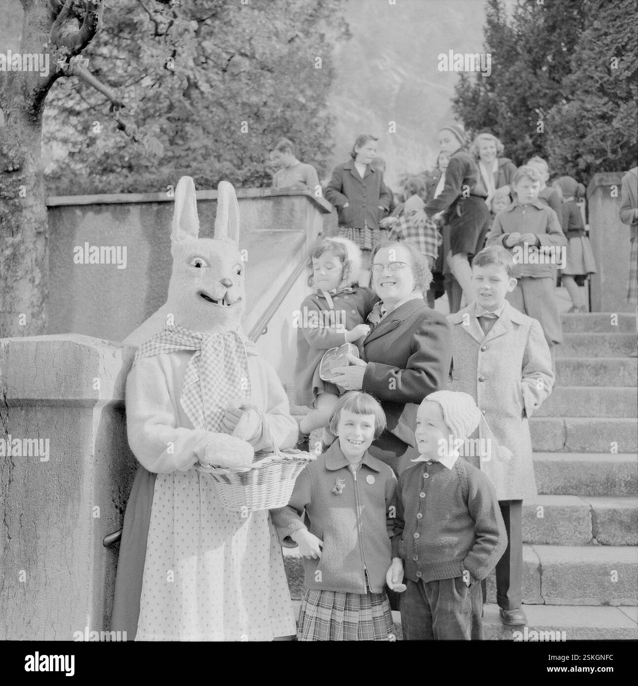 Der Osterhase in Unterseen 1957#Easter bunny in Unterseen 1957- RDB BY ...
