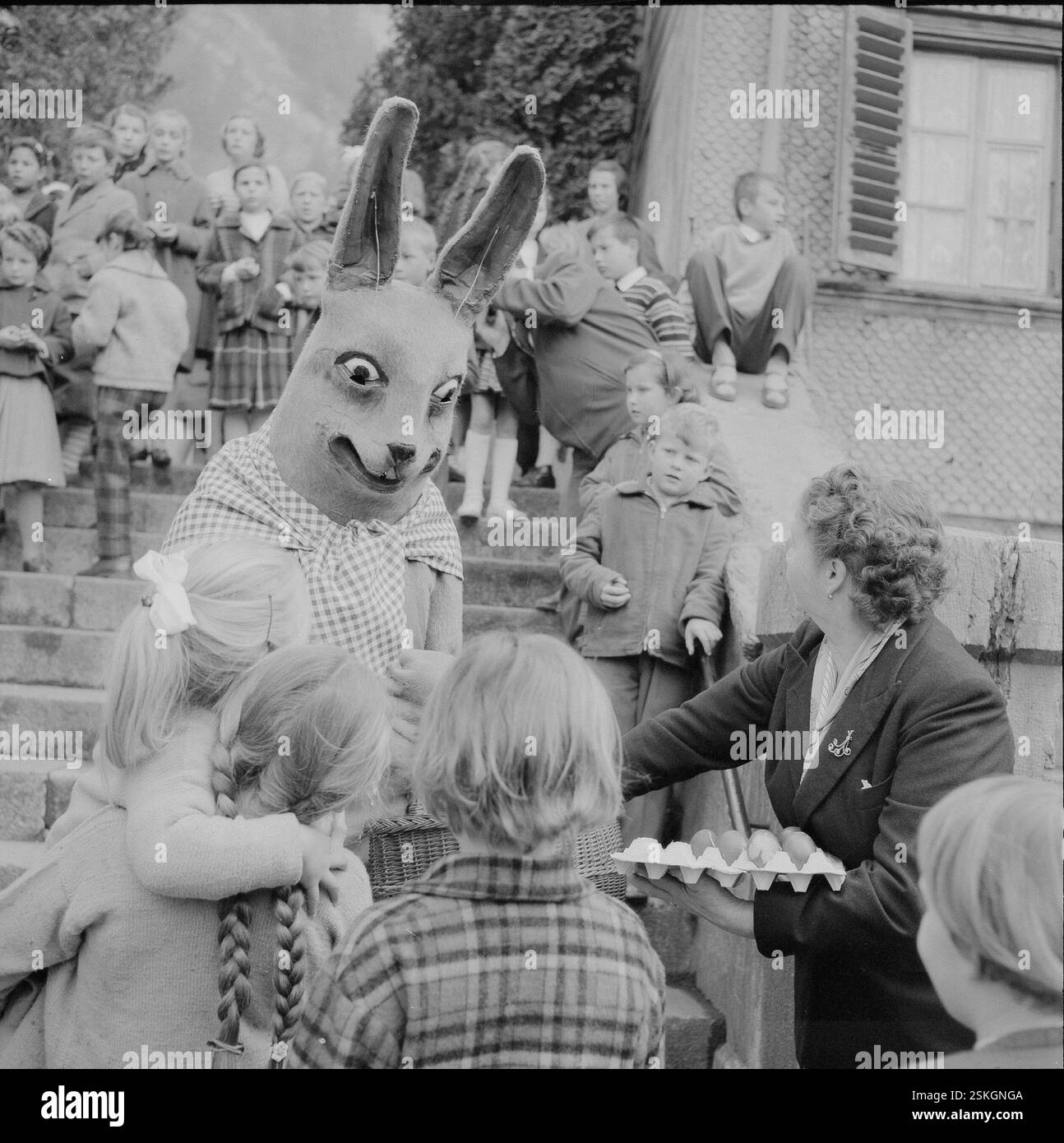 Beim Eier verteilen # distributing eggs #--- Der Osterhase in Unterseen ...