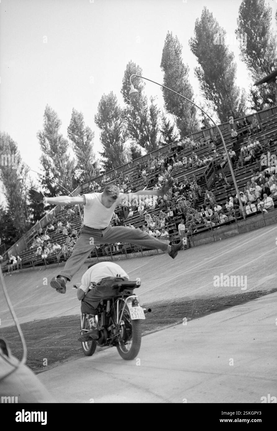 Unterhaltung während der Pause: Akrobat springt über Motorrad# ...