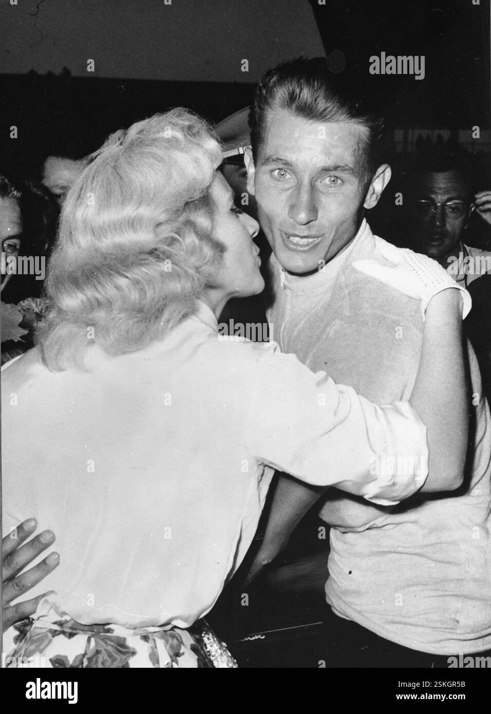 Giro d'Italia 1960: Gesamtsieger Anquetil geküsst von seiner Frau#Tour ...