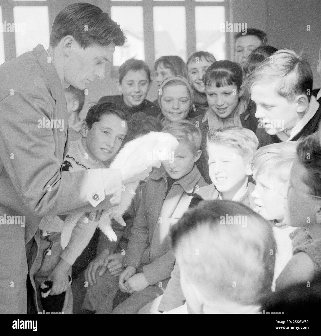 Arbon, Tierkunde, Tierschau in der Schule 1958, Herr Linder zeigt einen ...