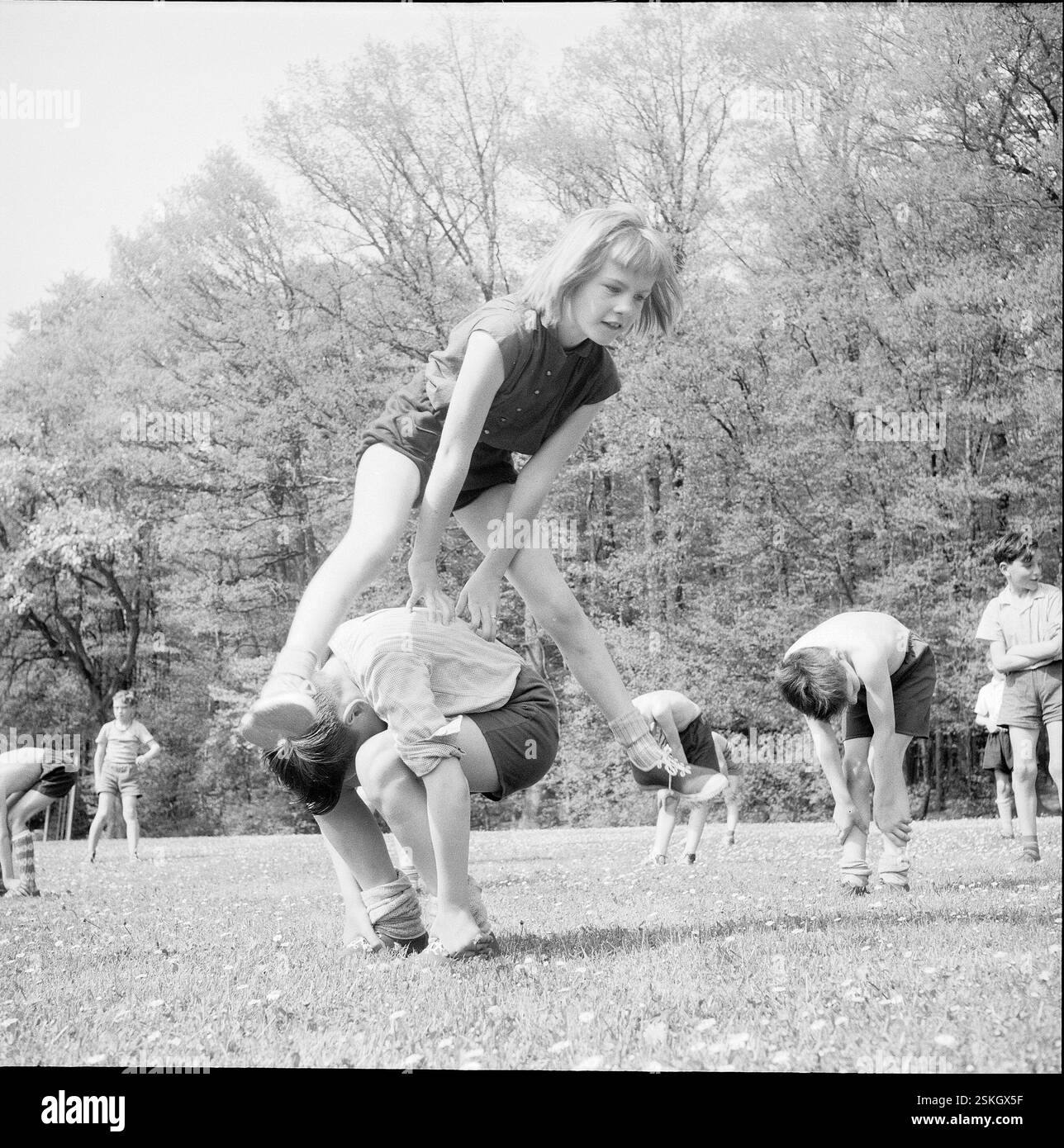 Freiluftschule, Waldschule Zürich 1958: Kinder beim Bockspringen# ...