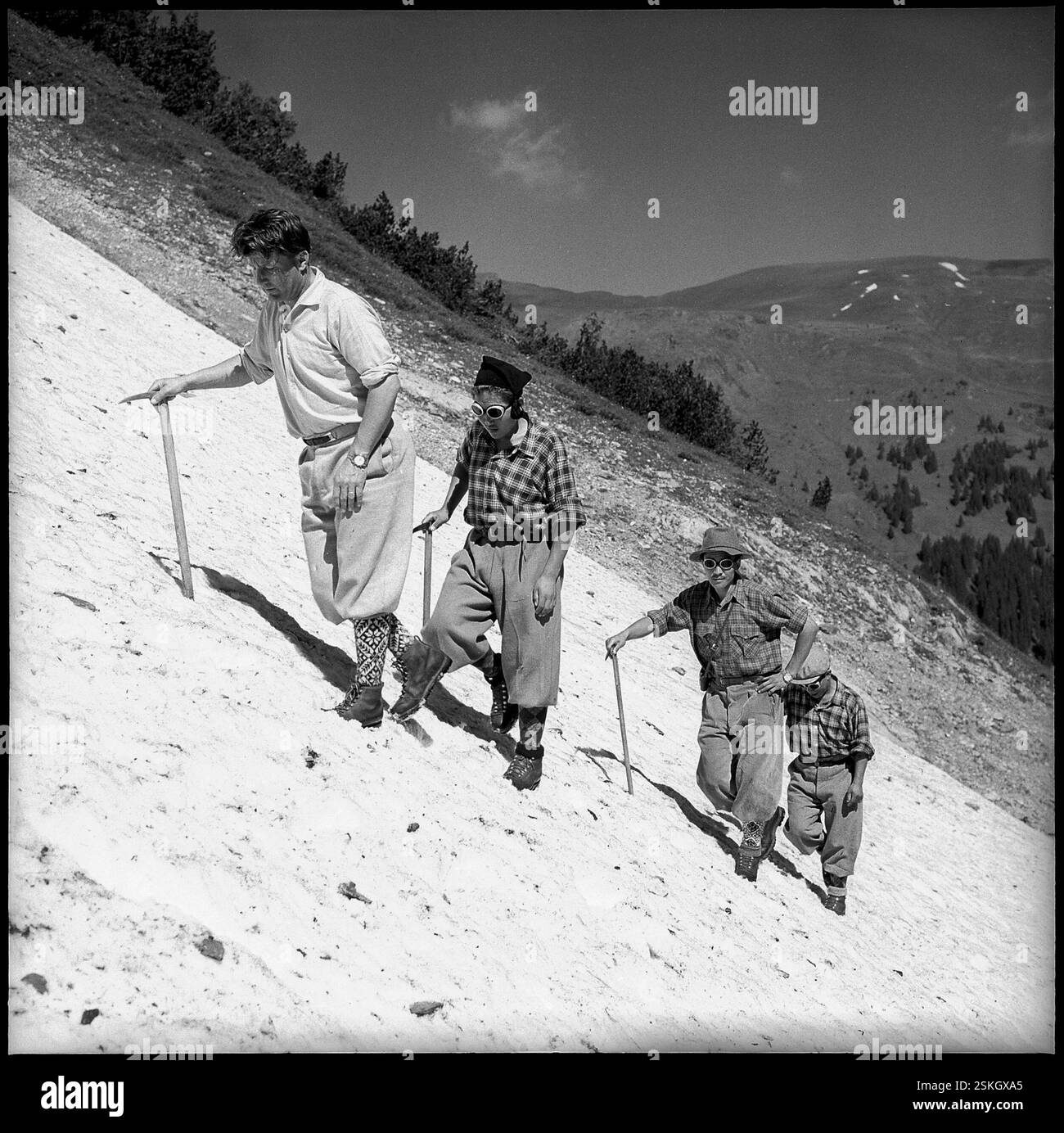 Kader des neuen Himalayan Mountaineering Institute; u.a. Tenking Norkay ...