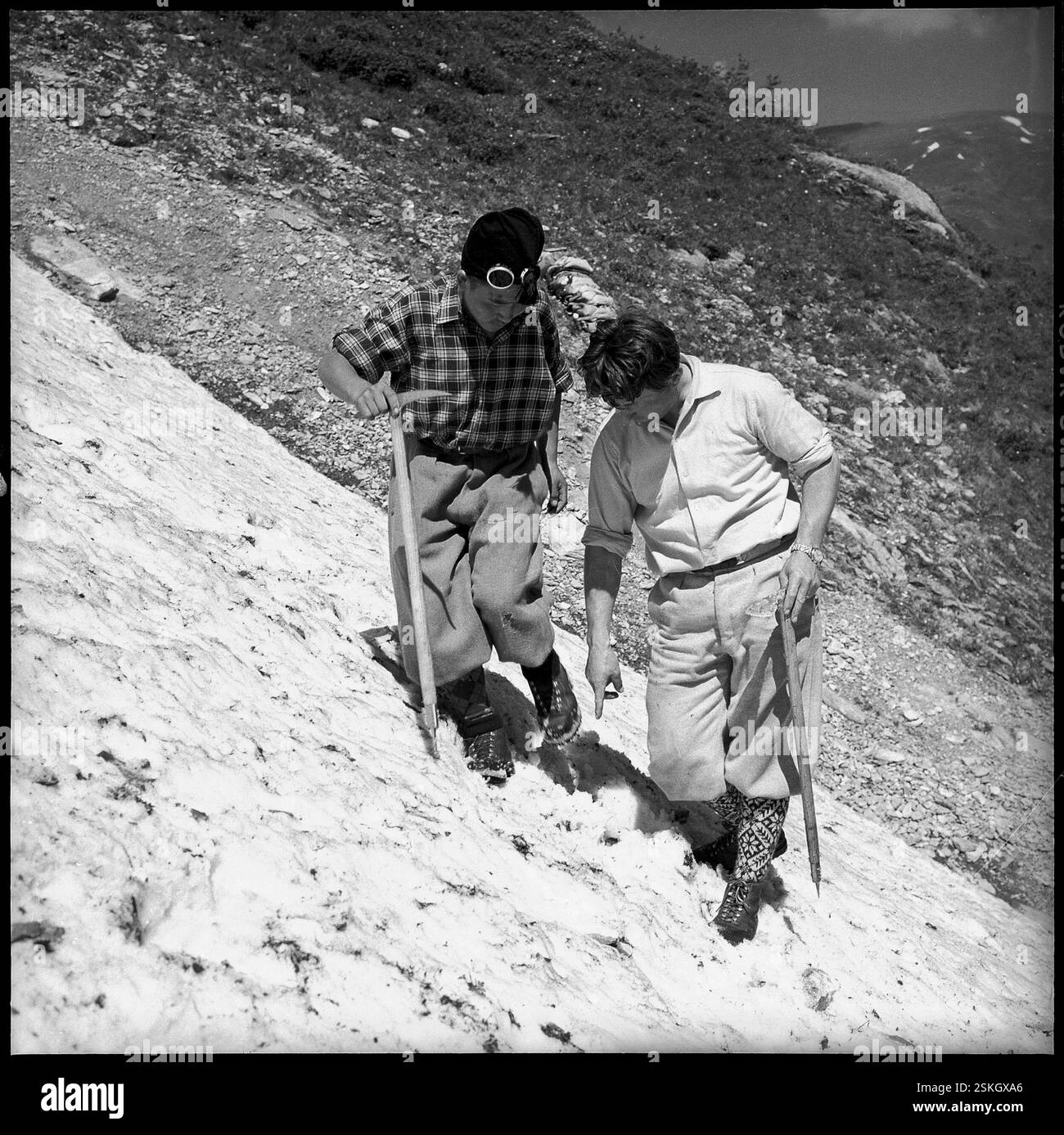 Kader des neuen Himalayan Mountaineering Institute; u.a. Tenking Norkay ...