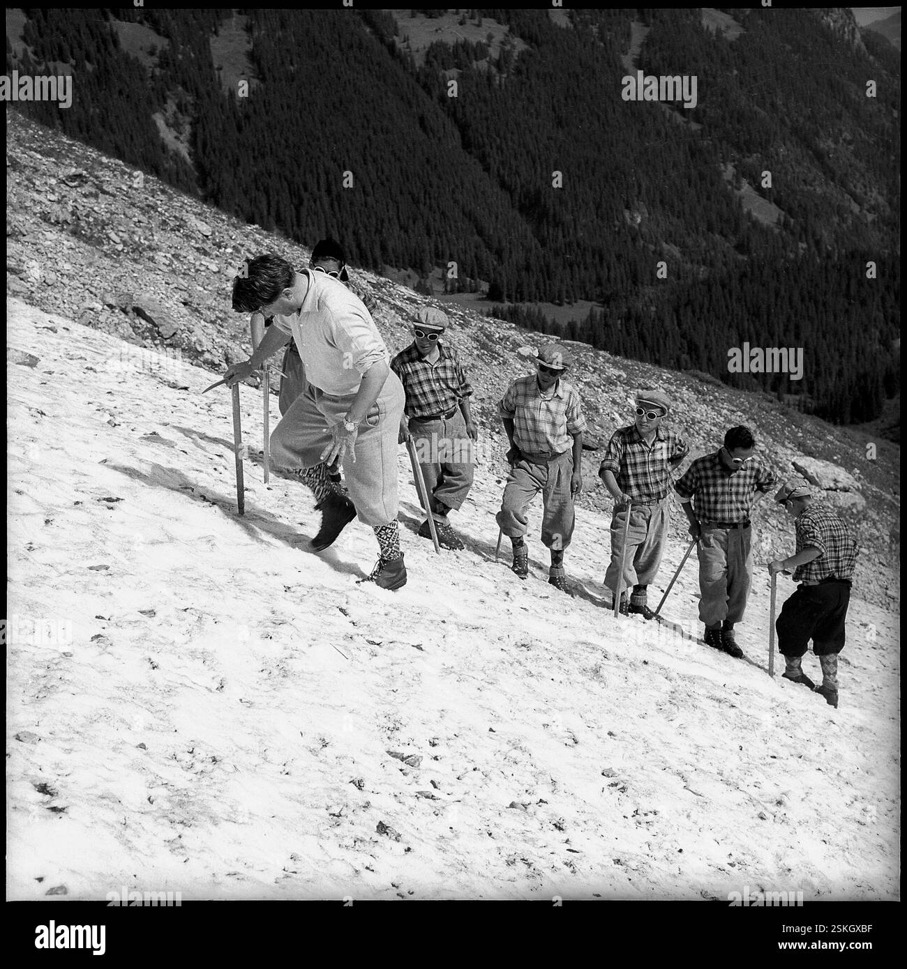 Kader des neuen Himalayan Mountaineering Institute; u.a. Tenking Norkay ...