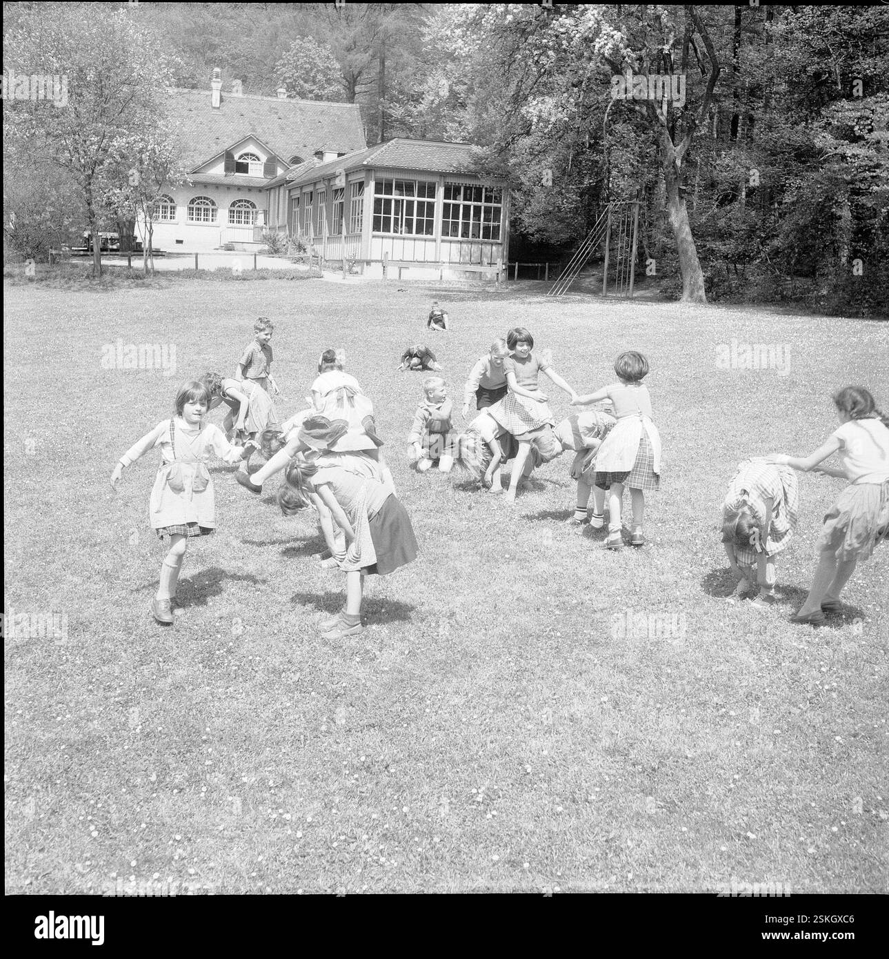 Freiluftschule, Waldschule Zürich 1958: Kinder beim Bockspringen# ...