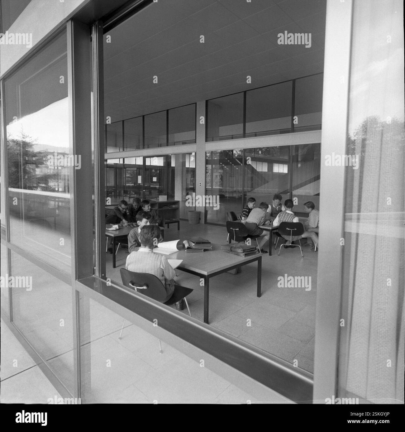 Schüler im Foyer--- Die neue Kantonsschule Freudenberg, /Zürich 1960# ...
