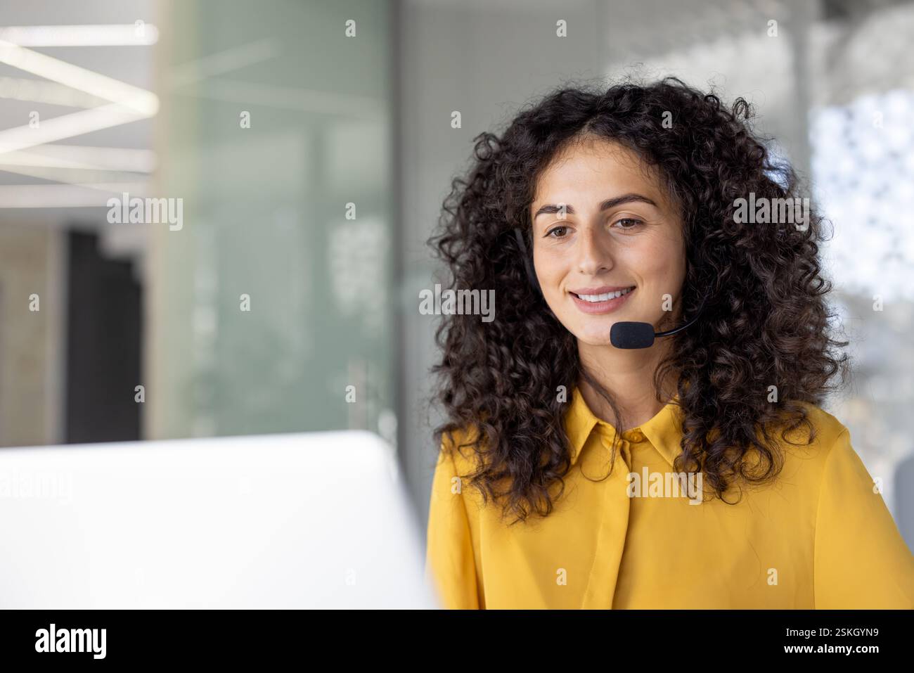 Woman helping call center agent hi-res stock photography and images - Alamy