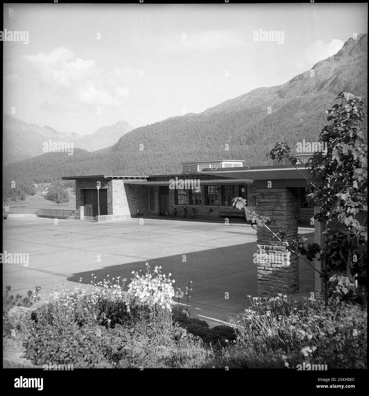 Postauto Haltestelle St. Moritz 1953#Post bus stop St. Moritz 1953- RDB ...