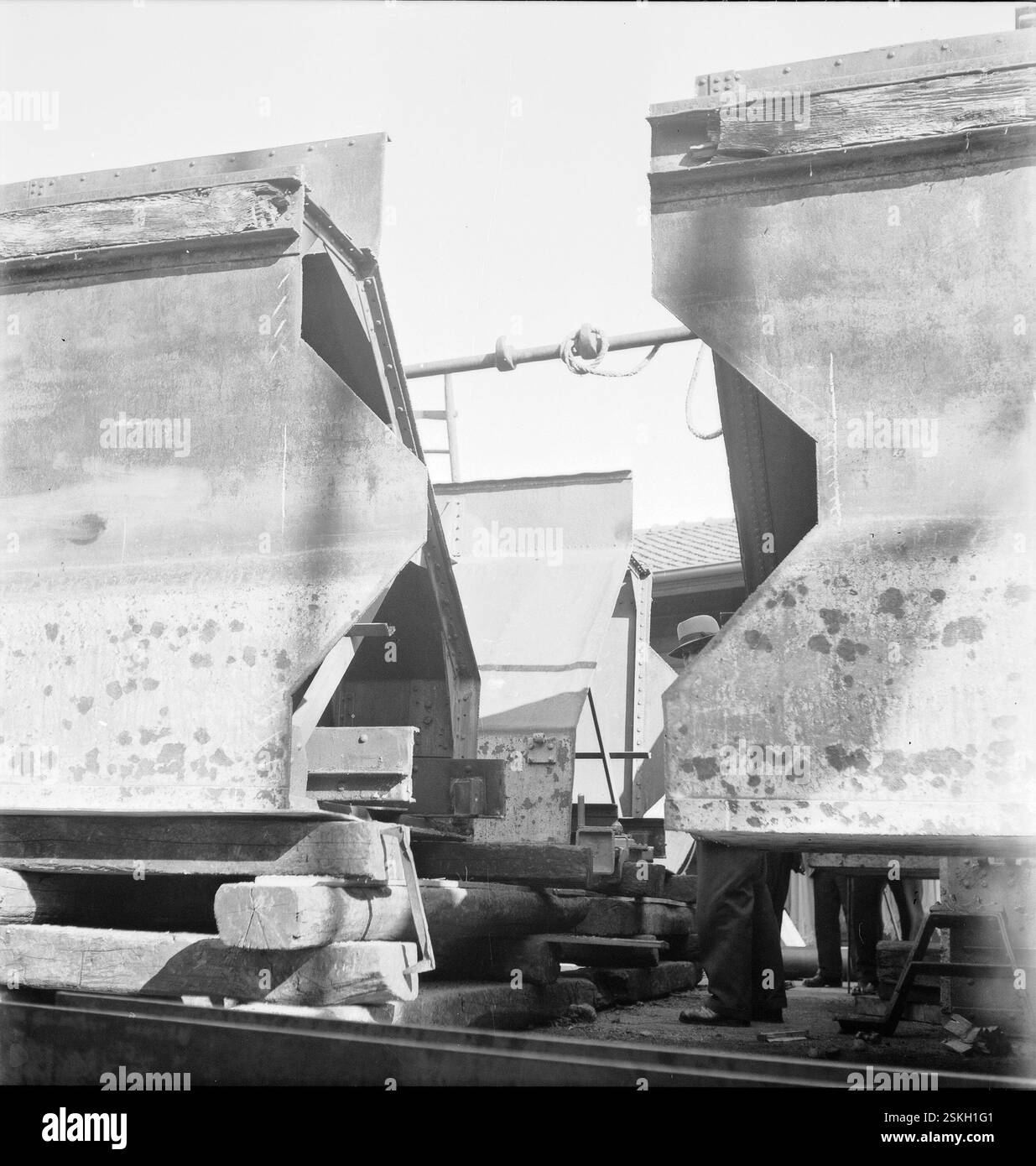 Schiff zweiteilen vor Transport auf dem Landweg 1946#Splitted ship to ...
