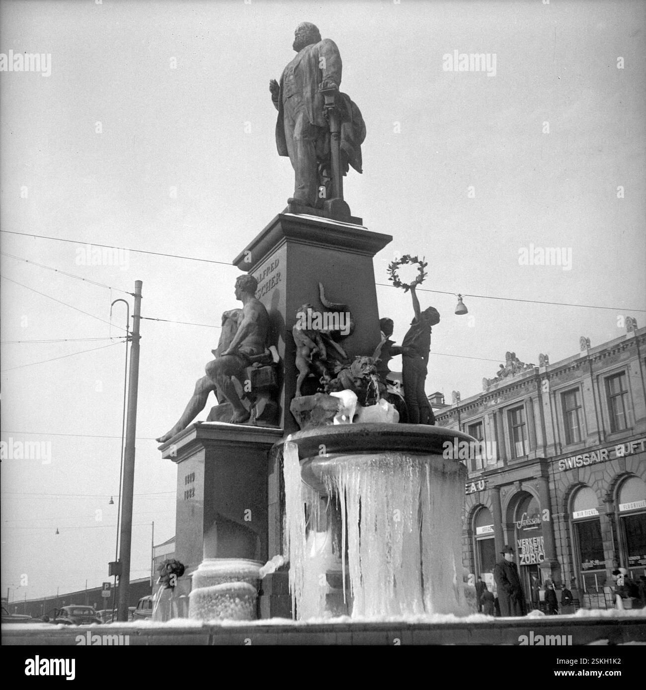 Alfred-Escher-Denkmal mit Eiszapfen, Zürich 1954#Alfred-Escher statue ...
