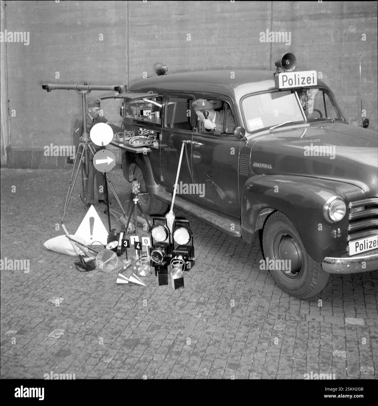 Unfall-Pikett Wagen der Basler Polizei 1954#Motoring accident: duty ...