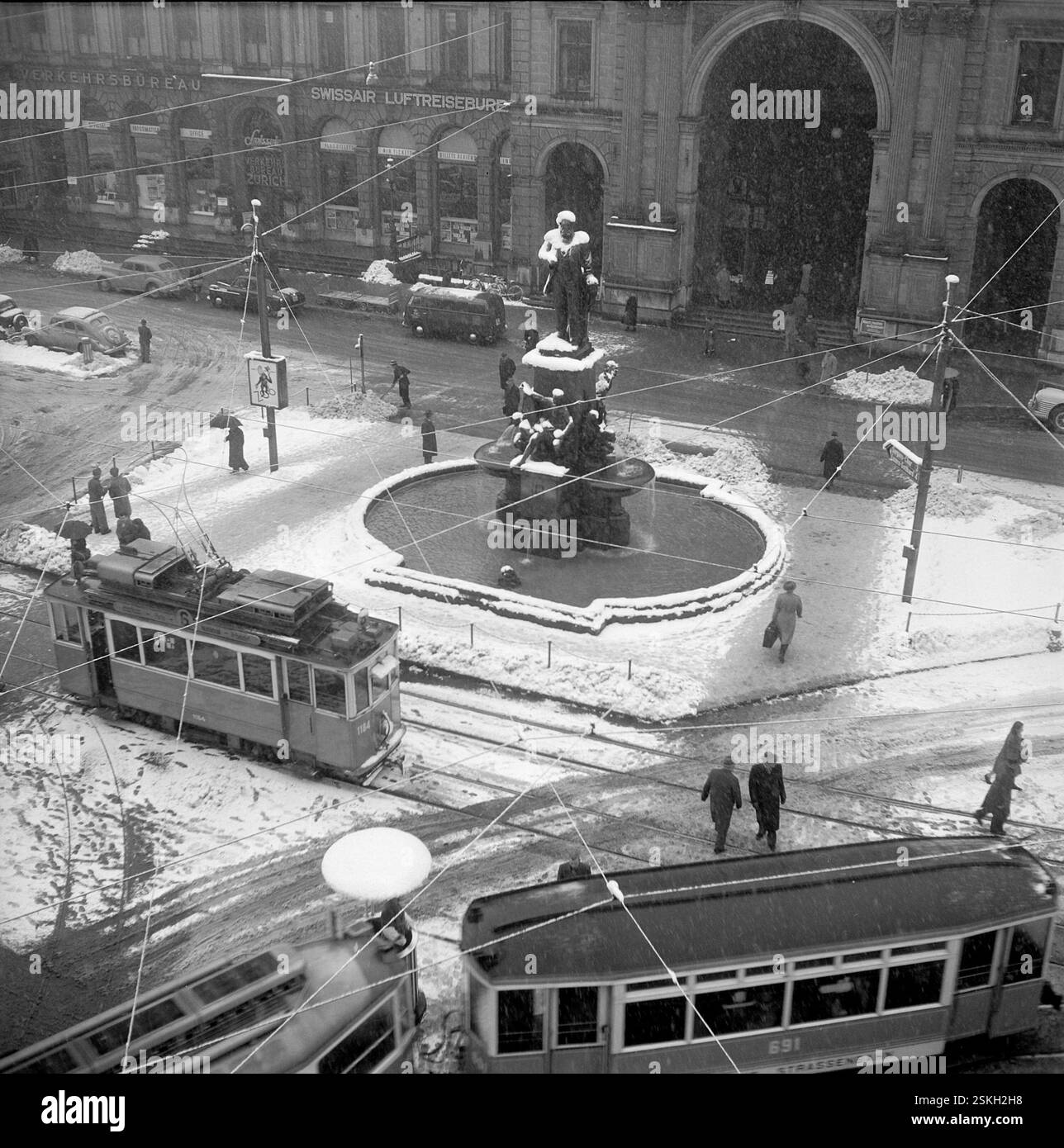 Zürich im Schnee 1952: Bahnhofplatz mit Alfred-Escher-Denkmal#Zürich ...