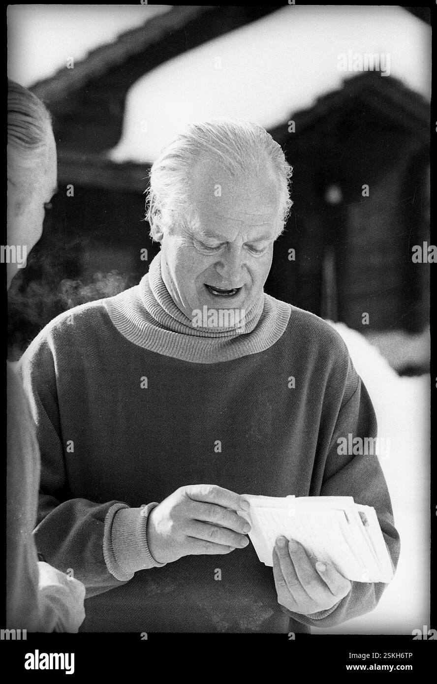 Curd Jürgens mit Post, Briefe; Gstaad 1969#Curd Juergens with mail ...