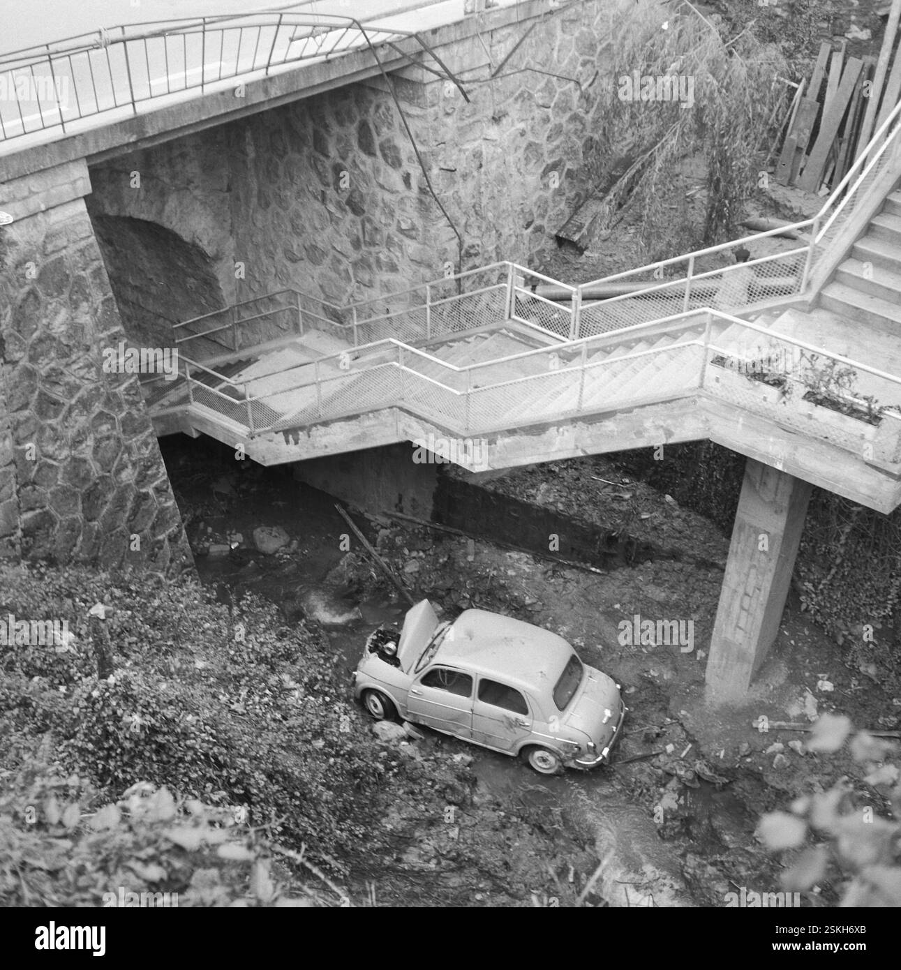 Auto nach 20-Meter-Sturz in der Schlucht Rio de l' Enfer VD 1956#Car ...