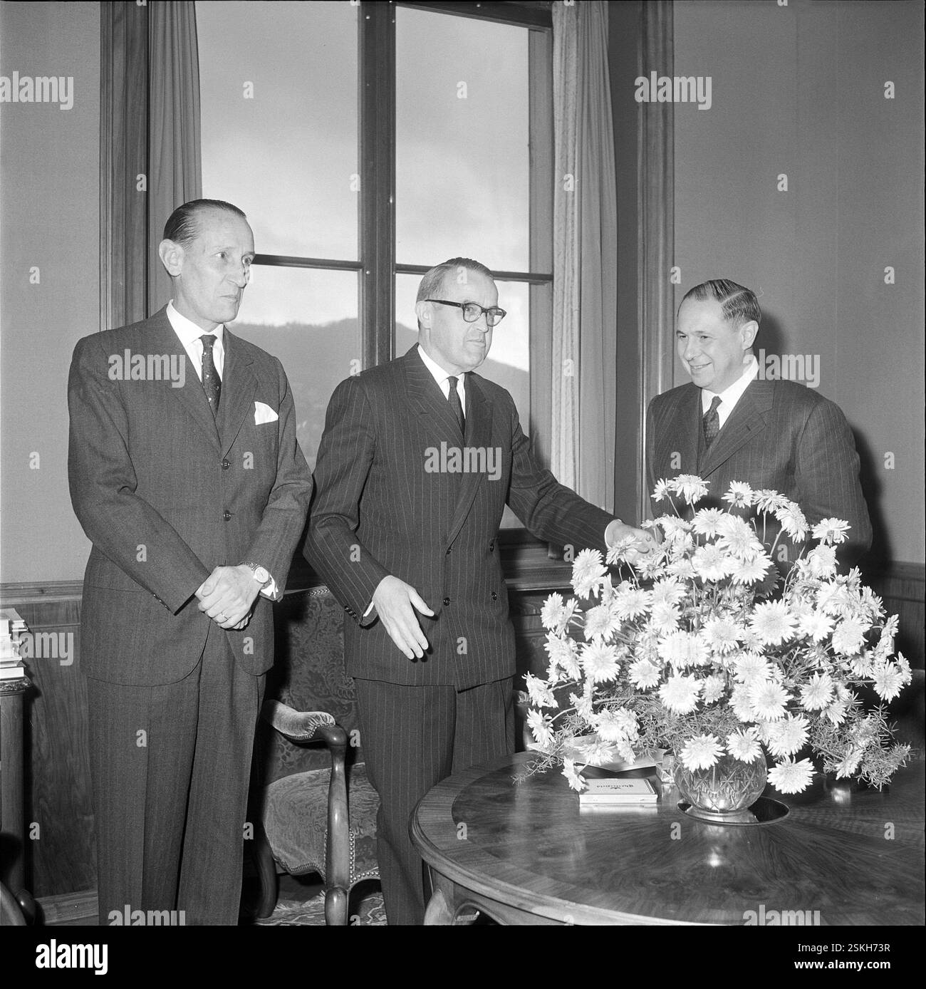 im Bundeshaus#at Federal palace--- Herrero, Bundesrat Petitpierre und ...