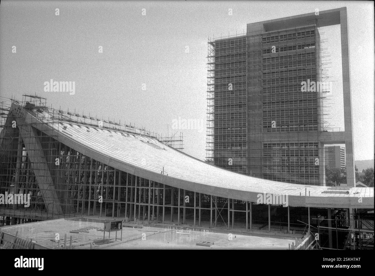 Bau des Hallenbades in Biel 1964#Bienne, indoor swimming pool under ...