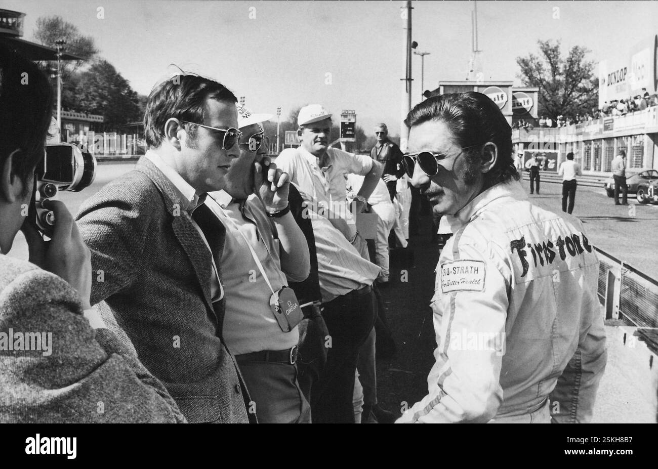 Jo Siffert und Porsche-Rennleiter Steinmann, 1969#Jo Siffert and ...