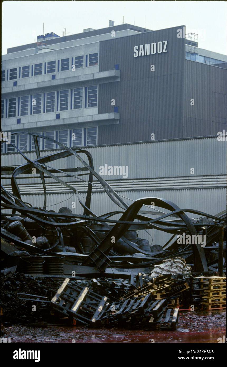 Brand Schweizerhalle 1986: zerstörte Lagerhalle vor Sandoz-Logo#Fire ...