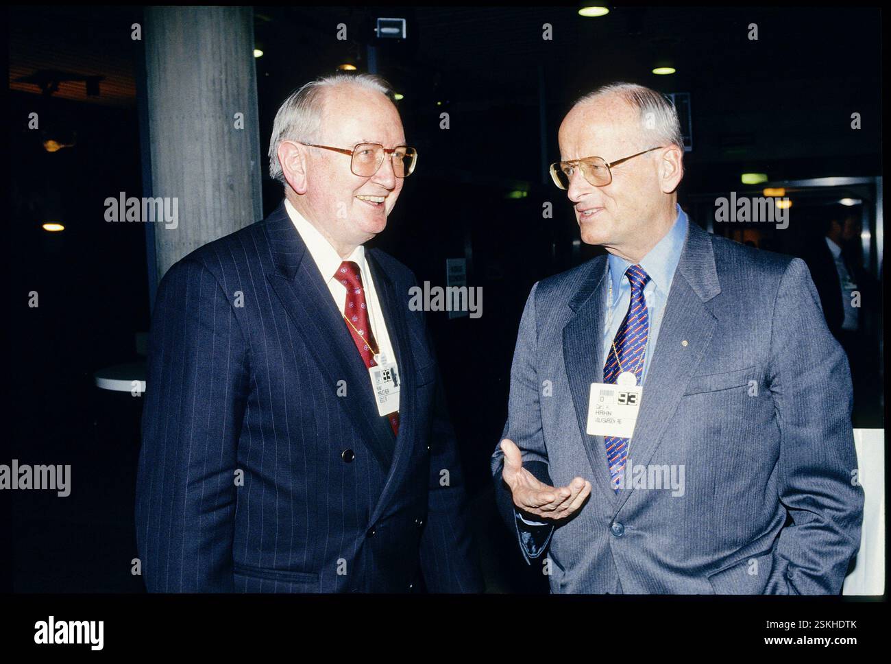 Helmut Maucher und Carl Hahn am WEF in Davos, 1993#Helmut Maucher and ...
