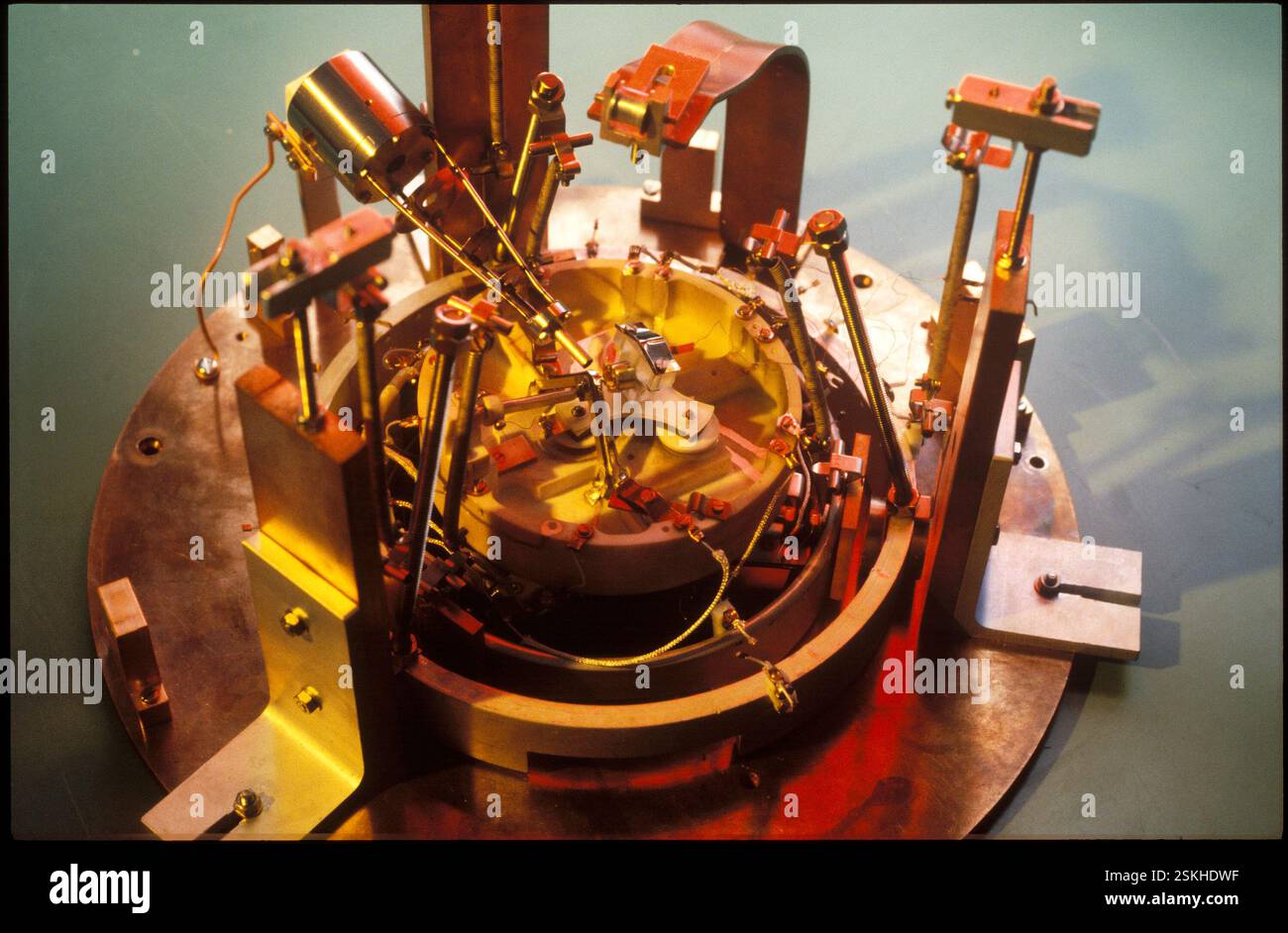 Raster-Tunnel-Mikroskop von IBM, Rüschlikon 1983#Scanning tunnel ...