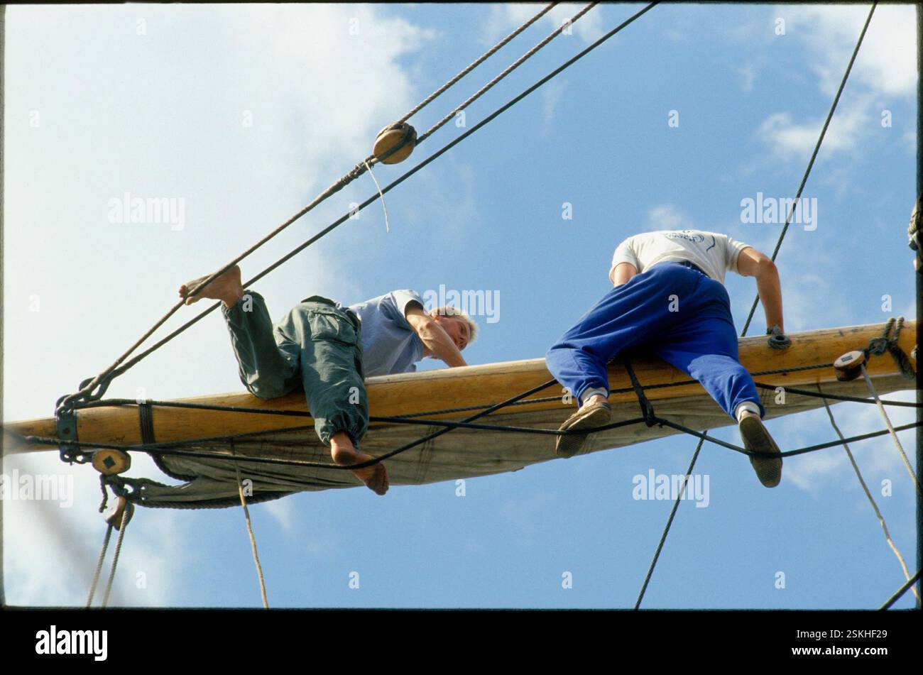 Mannschaft beim Segel setzen#Crew setting sails Stock Photo - Alamy