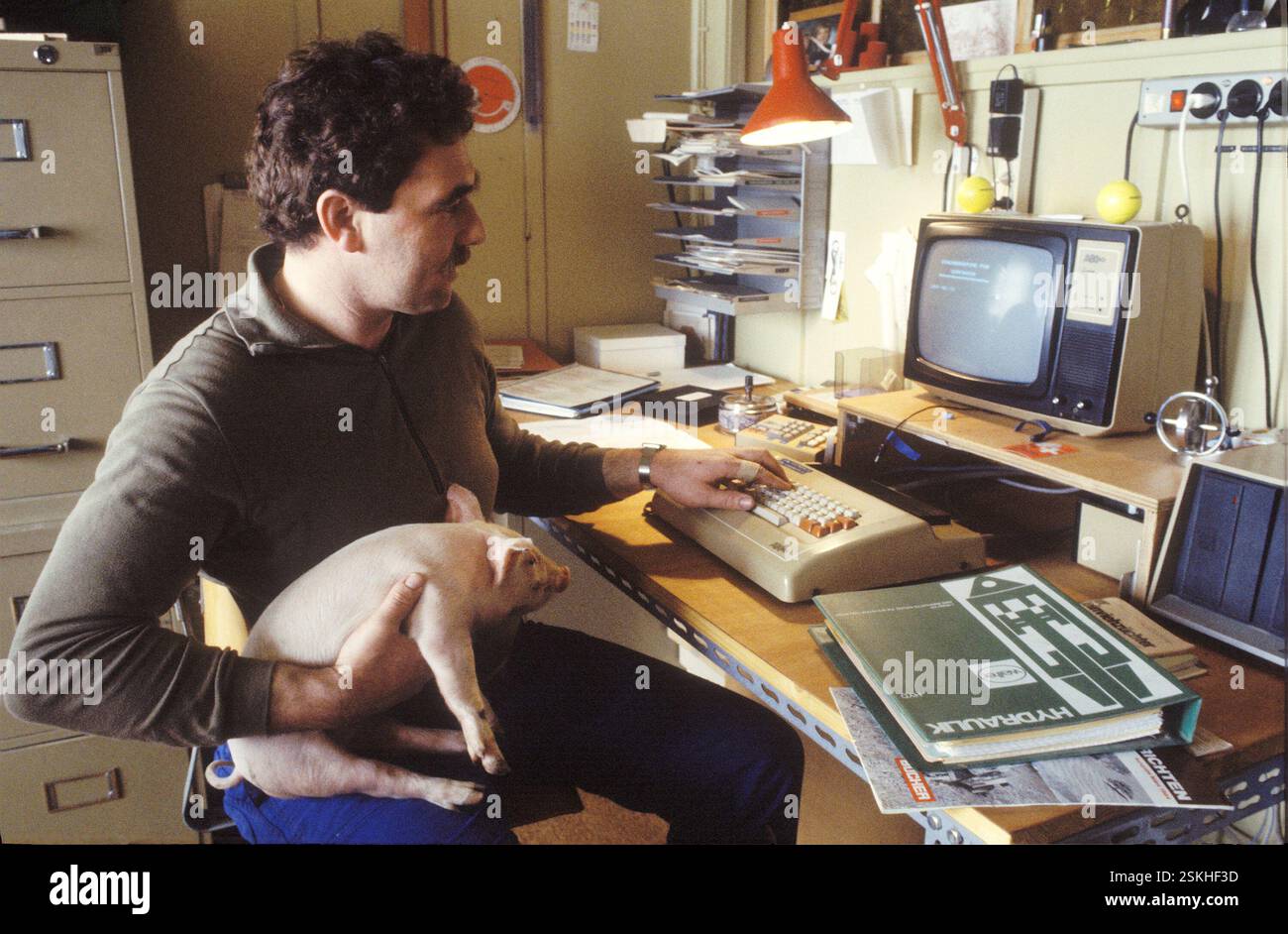 Computer in der Landwirtschaft: Bauer mit Jungschwein, 1984#Computers ...