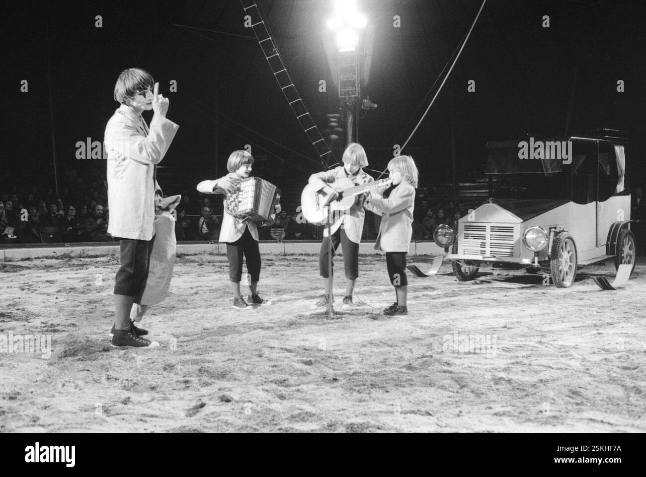 Circus Knie 1973: Clown Dimitri, Auftritt mit Kindern#Circus Knie 1973 ...