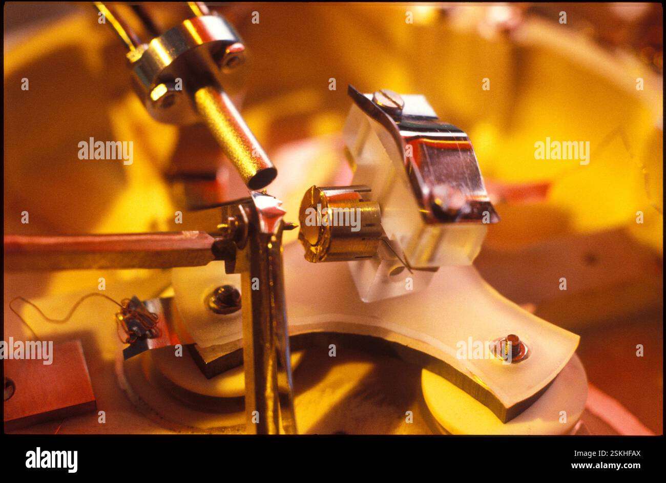 Raster-Tunnel-Mikroskop von IBM, Rüschlikon 1983#Scanning tunnel ...