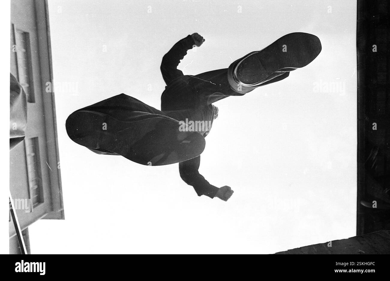 Mensch auf Glas stehend, von unten fotografiert, 1969#Man standing on ...