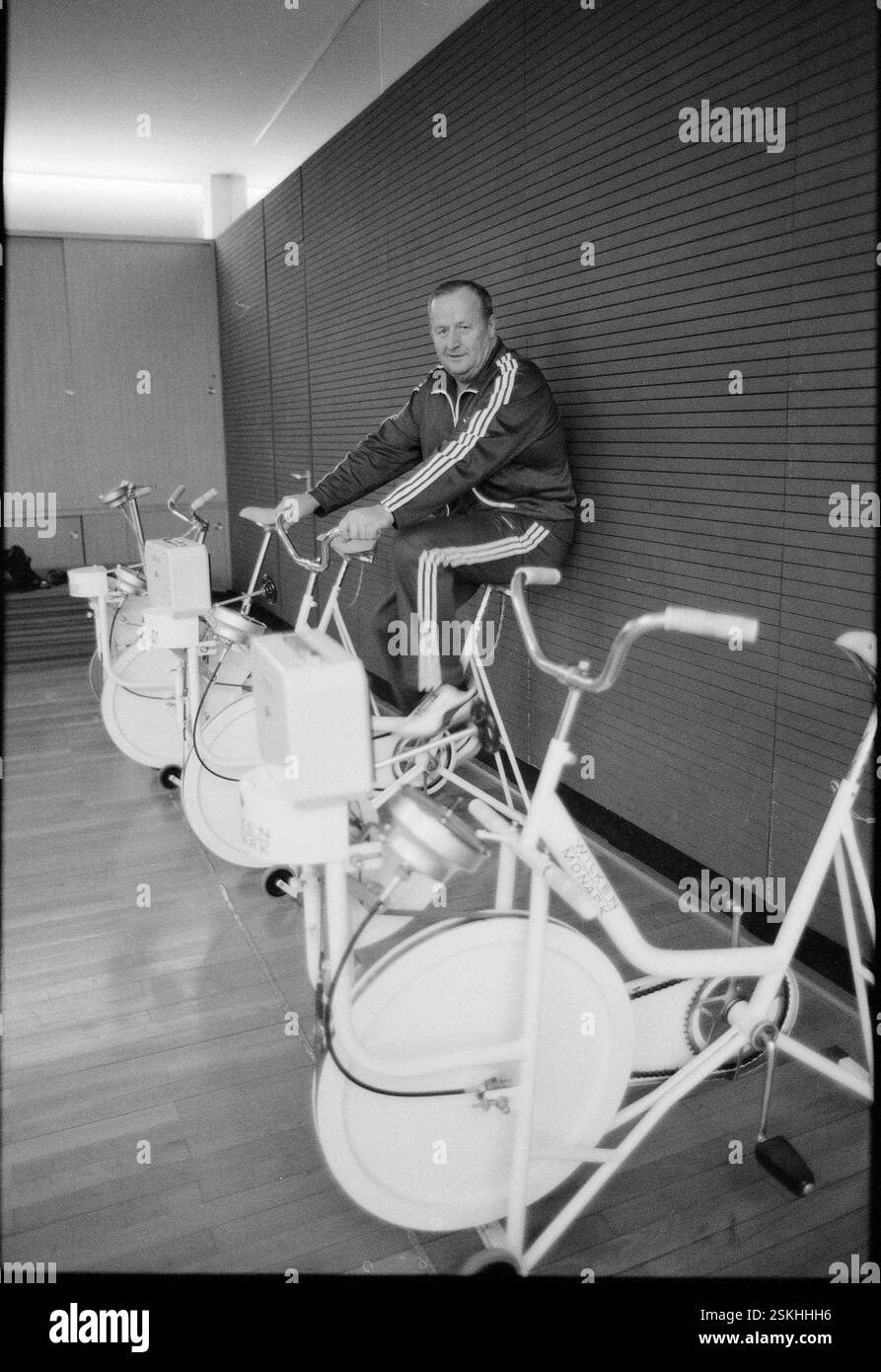 Ernst Wanger, AMAG-Generaldirektor, auf dem Hometrainer, 1980#Ernst ...