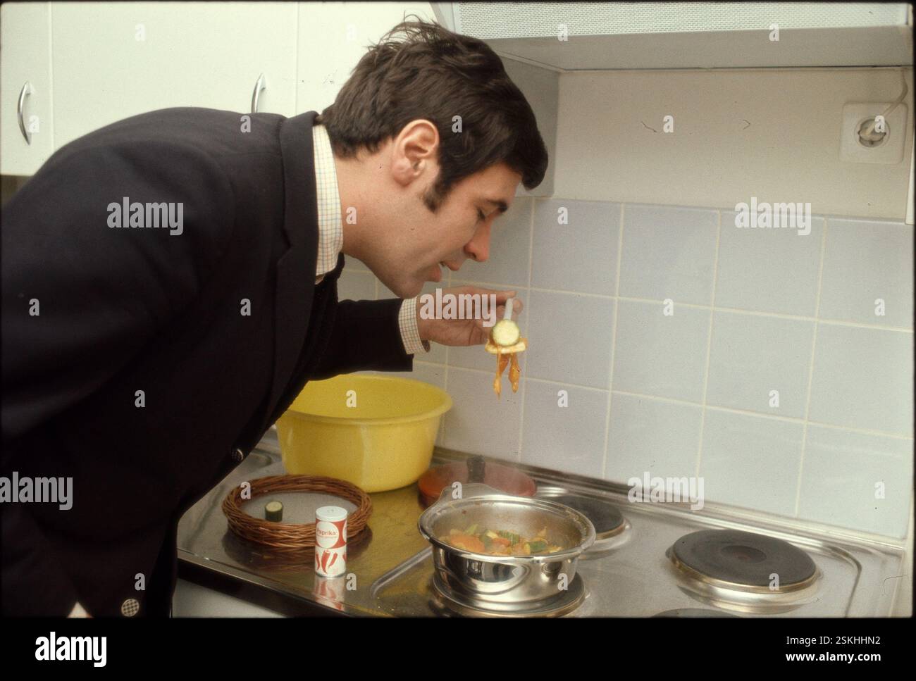 Mäni Weber mit Frau Irene in der neuen Wohnung, 1969: Beim Spaghetti ...