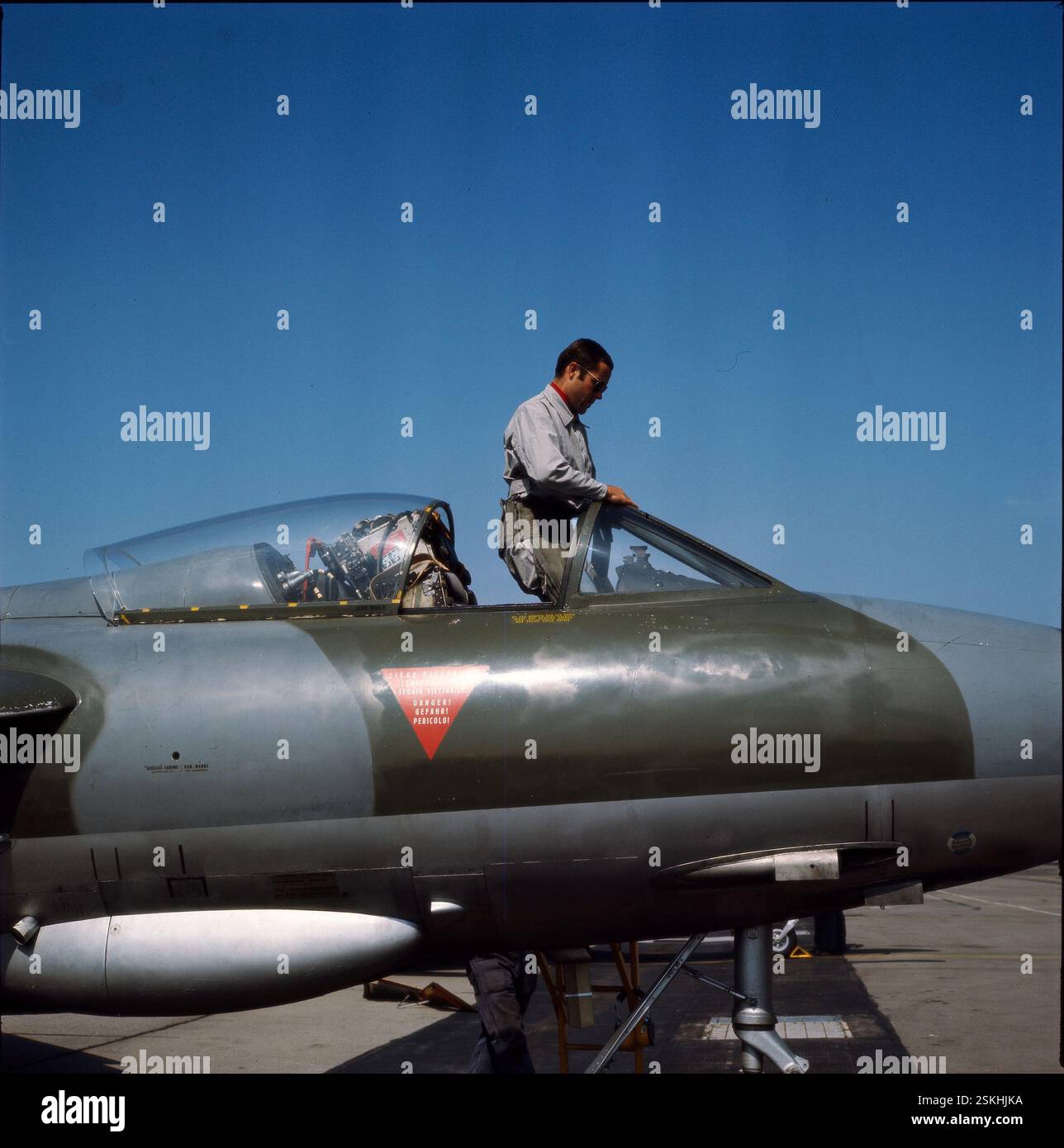 Fliegerstaffel--- Patrouille Suisse 1968: Pilot beim Einsteigen in den ...