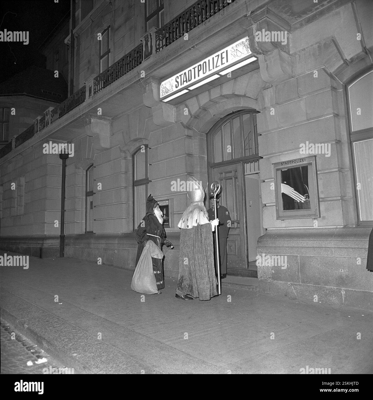 Samichlaus und Schmutzli auf der Stapo-Hauptwache, Zürich 1968#Santa ...