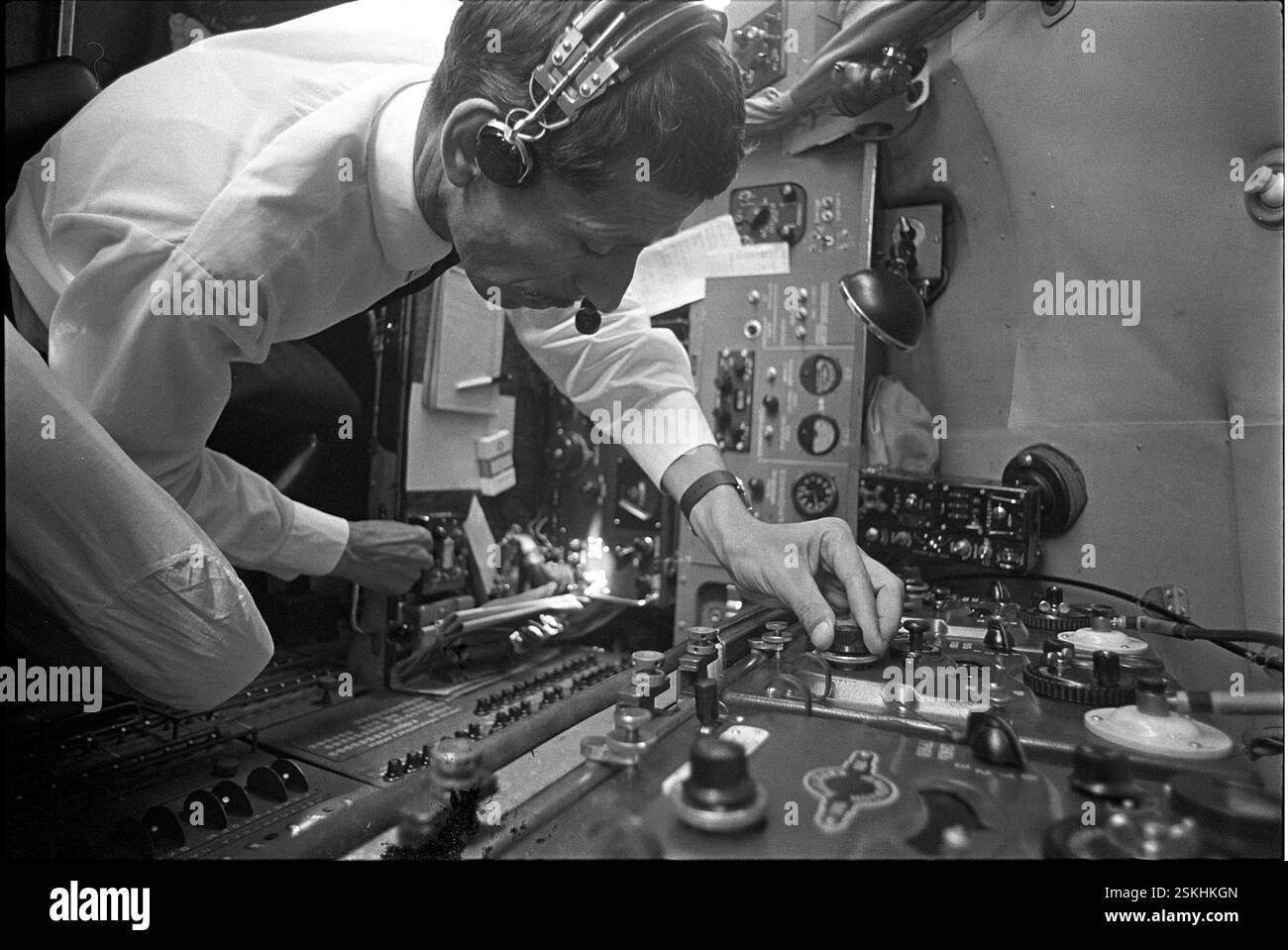 Pilot im Cockpit einer Iljuschin Il-18, 1968#Pilot in the Cockpit of an ...