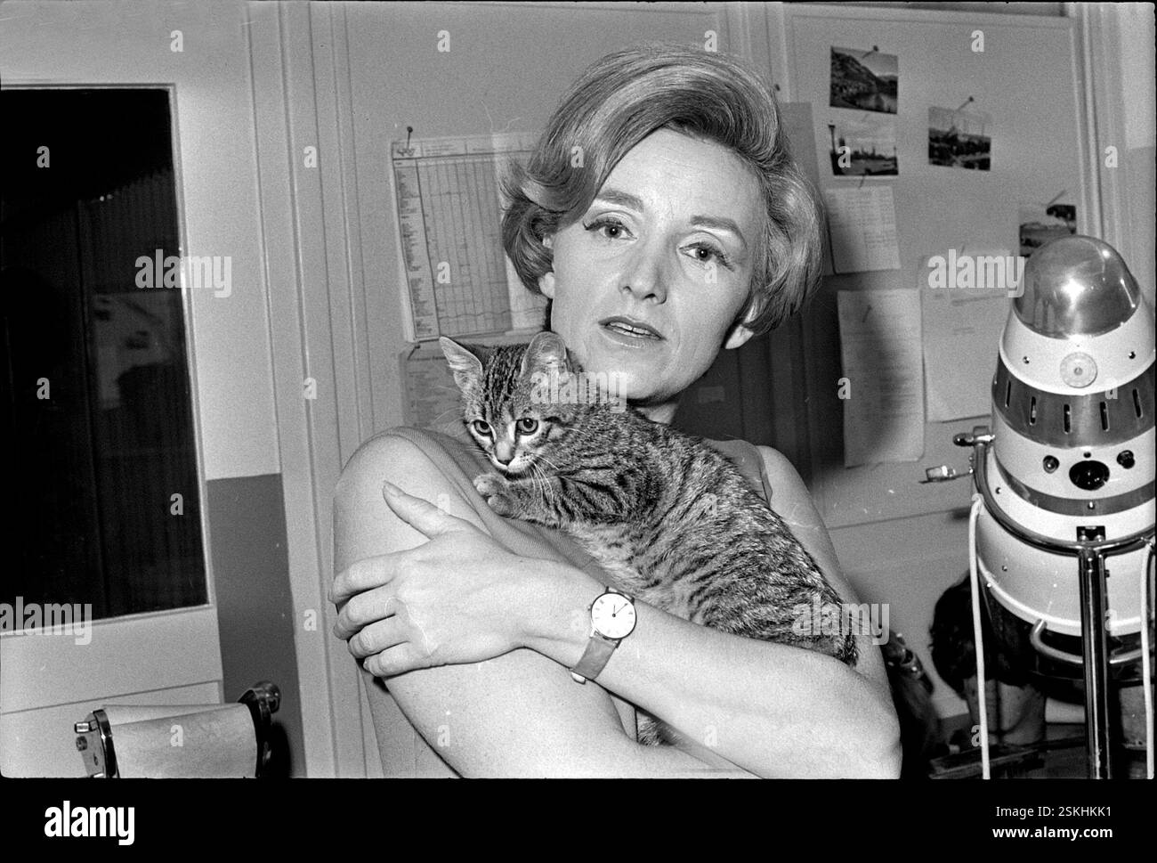 TV-Ansagerin heidi Abel mit Katze, Zürich 1968#TV announcer Heidi Abel ...