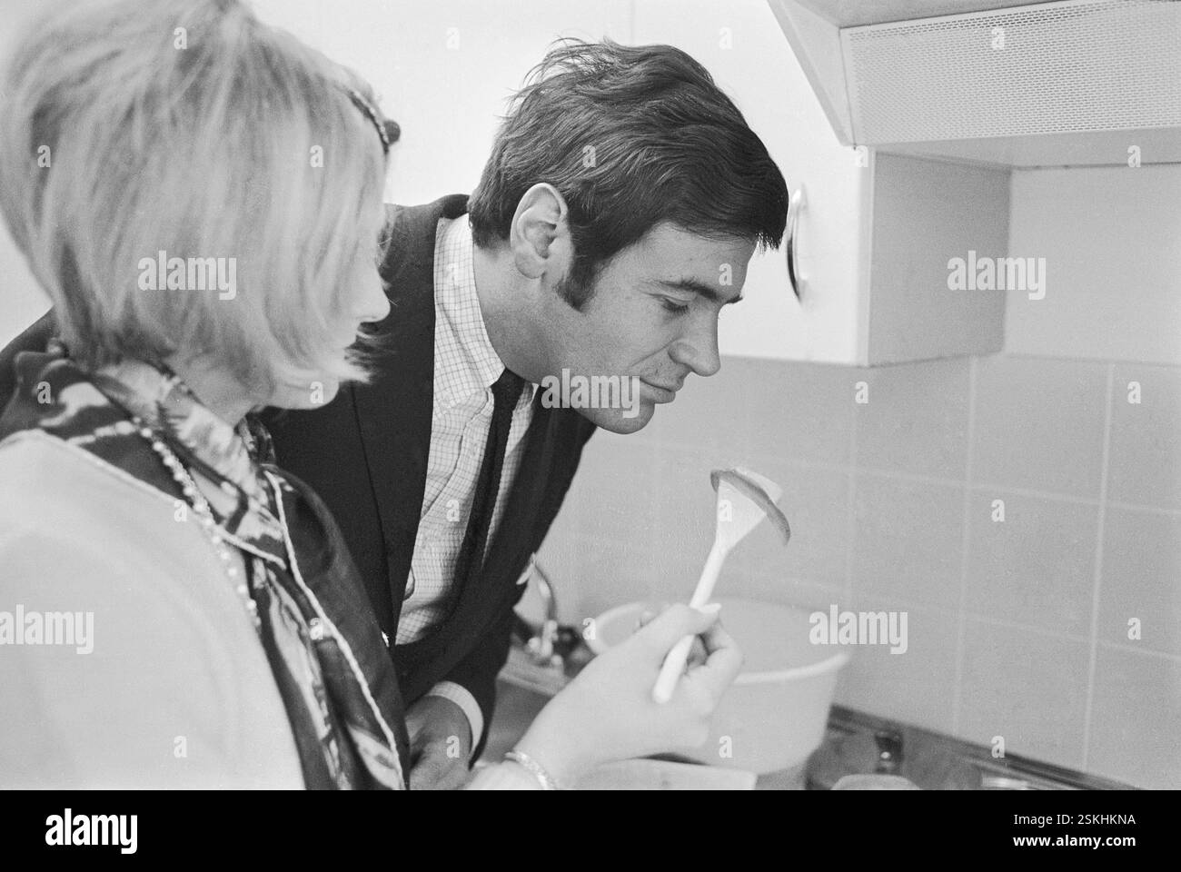 neue Wohnung#new flat--- Mäni Weber zuhause mit seiner Frau Irene ...