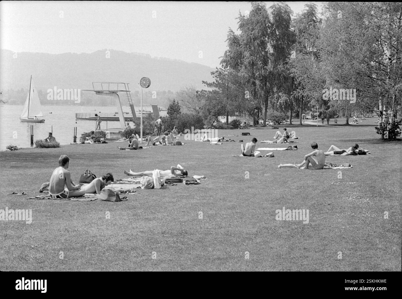 auf Liegewiese#lawn for sunbathing--- Erste Badegäste im Strandbad ...