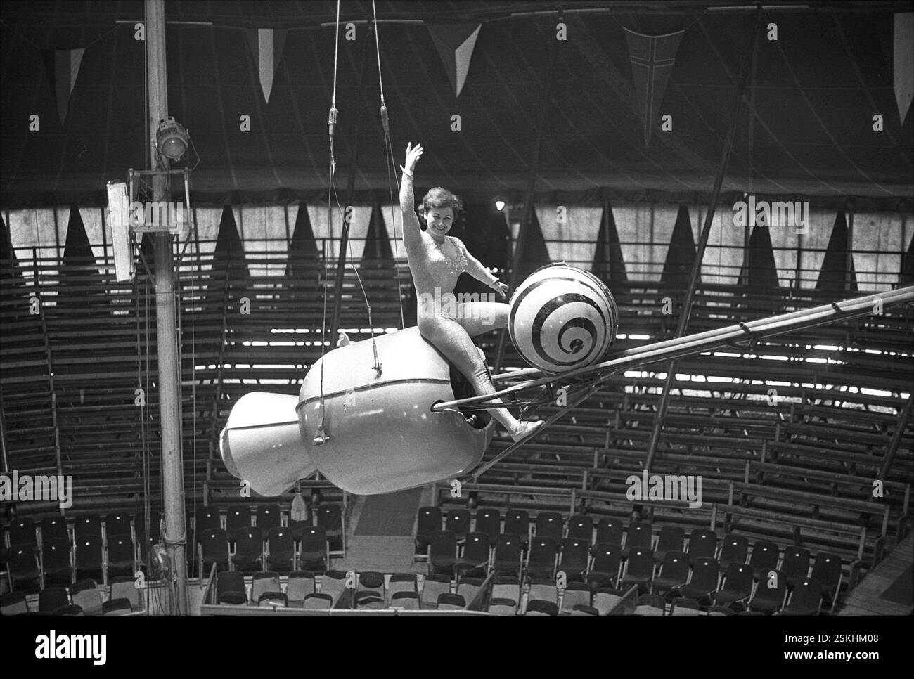 Zirkusartistin zeigt Zirkusnummer zum Thema Raumflug 1968#Circus artist ...