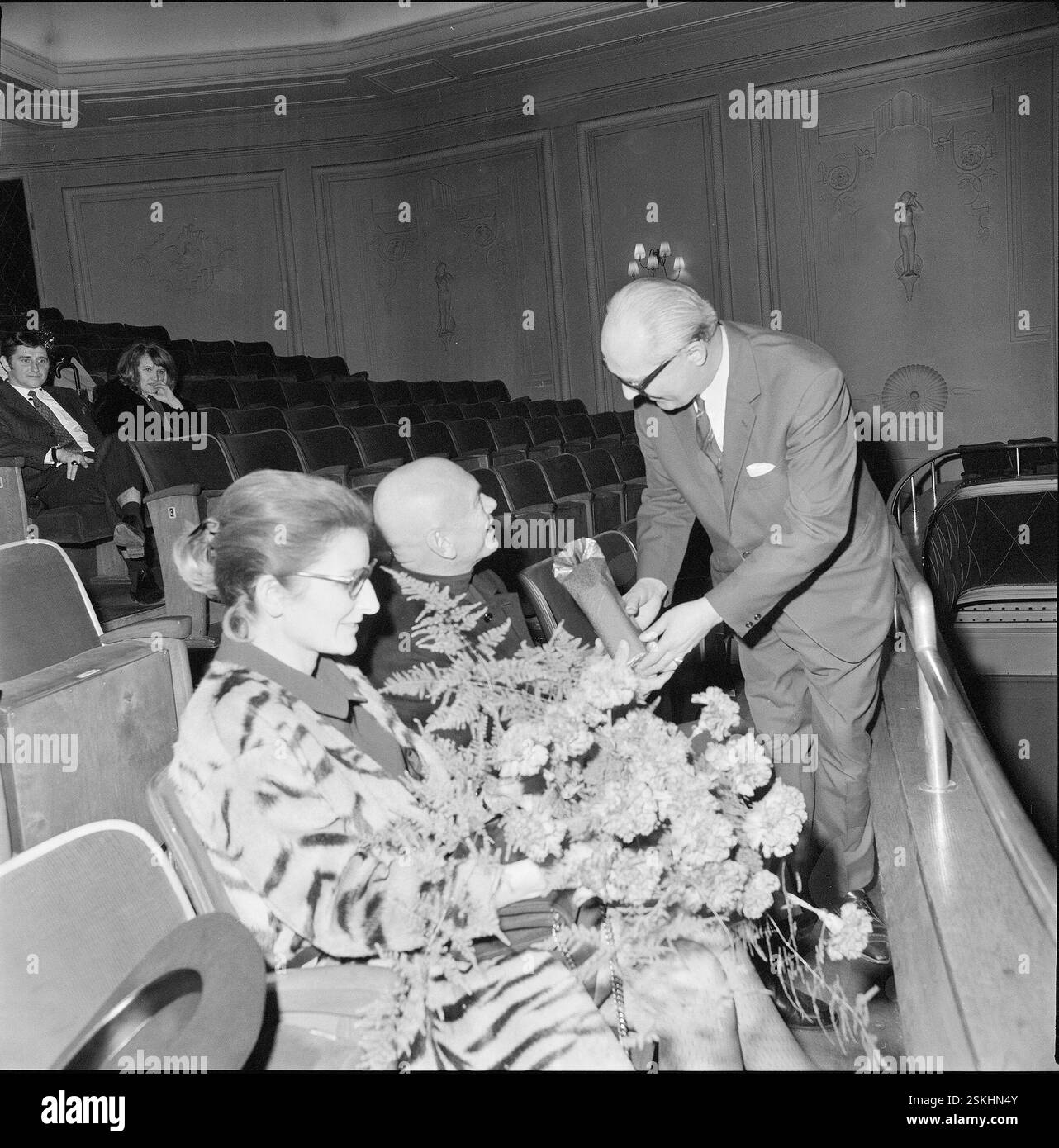 Hollywood-Schauspieler Yul Brynner und seine Frau Doris im Cinema ...