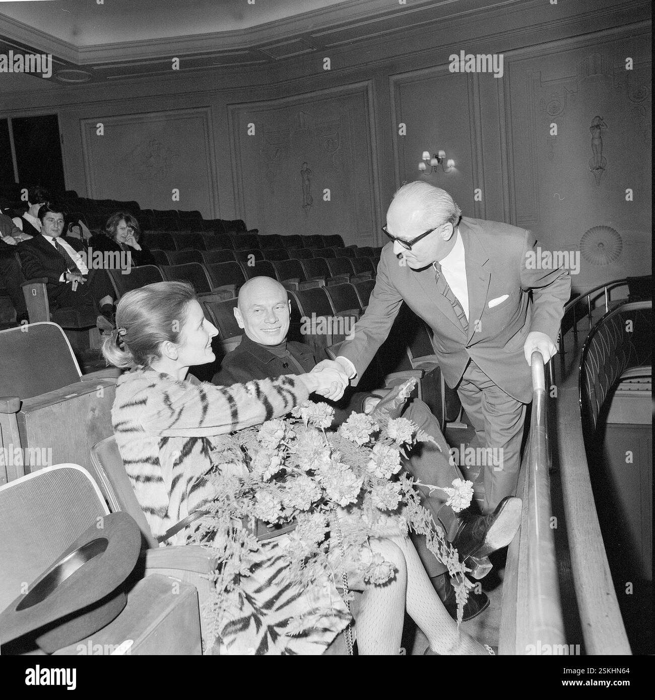 Hollywood-Schauspieler Yul Brynner und seine Frau Doris im Cinema ...