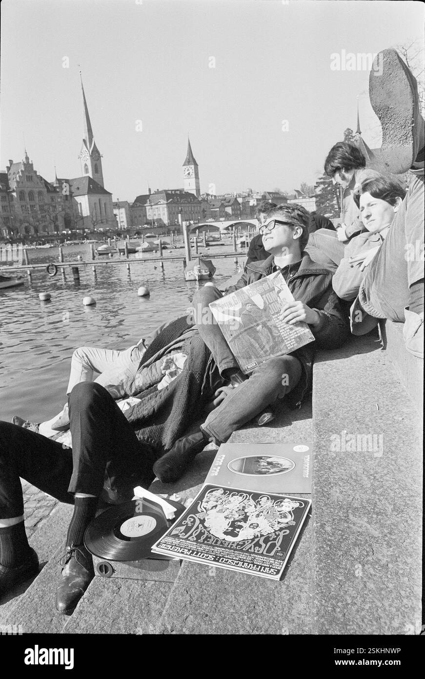 Junge Menschen, Männer auf der "Riviera"-Treppe an der Limmat, Zürich ...
