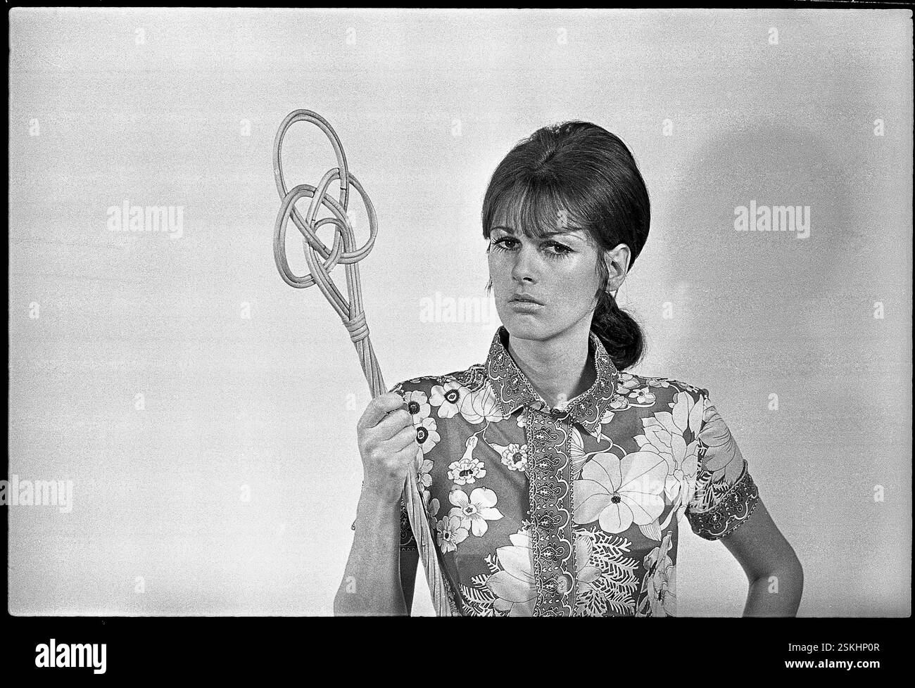 Frau mit Teppichklopfer 1969#Woman with carpet beater 1969- RDB BY ...