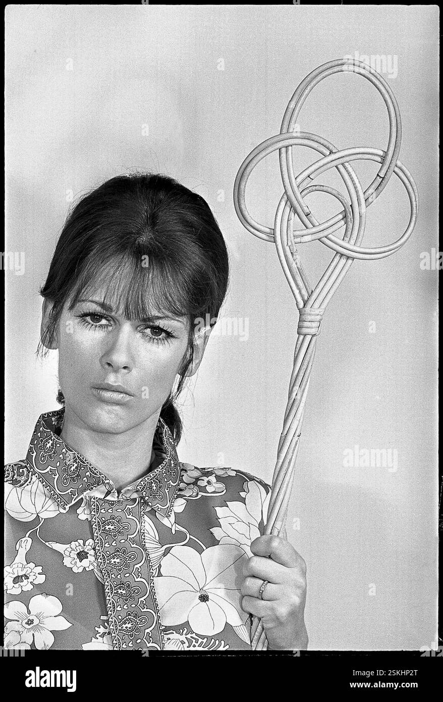 Frau mit Teppichklopfer 1969#Woman with carpet beater 1969- RDB BY ...