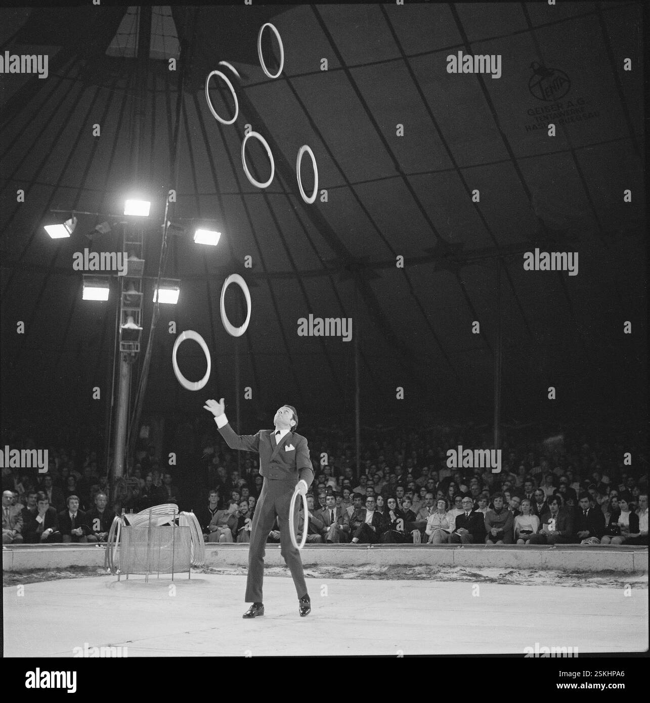 Jongleur im Zirkus Knie 1969#Juggler, Circus Knie 1969 Stock Photo - Alamy