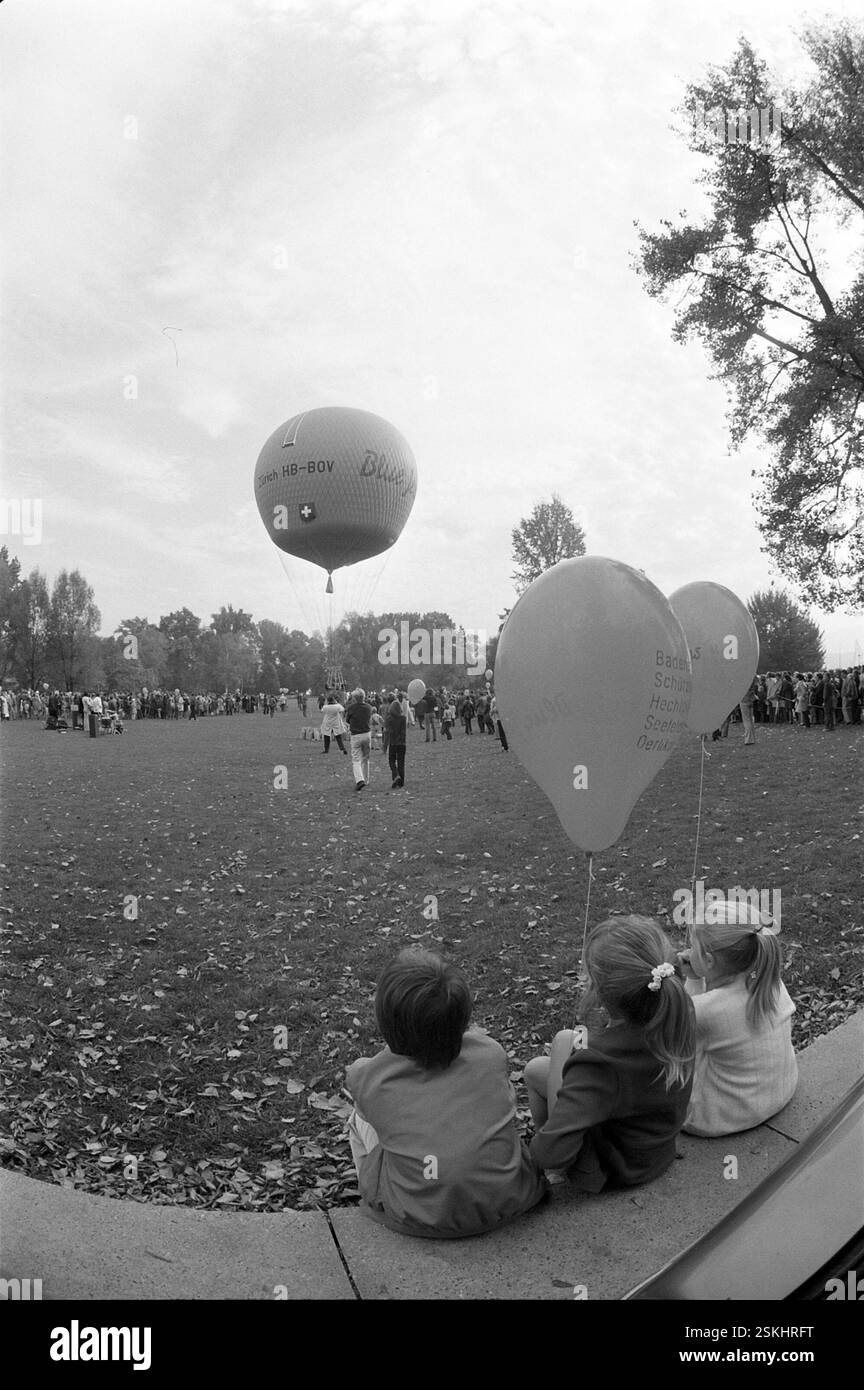 Kinder sitzen auf Mauer und verfolgen Ballonstart 1971#Children sitting ...