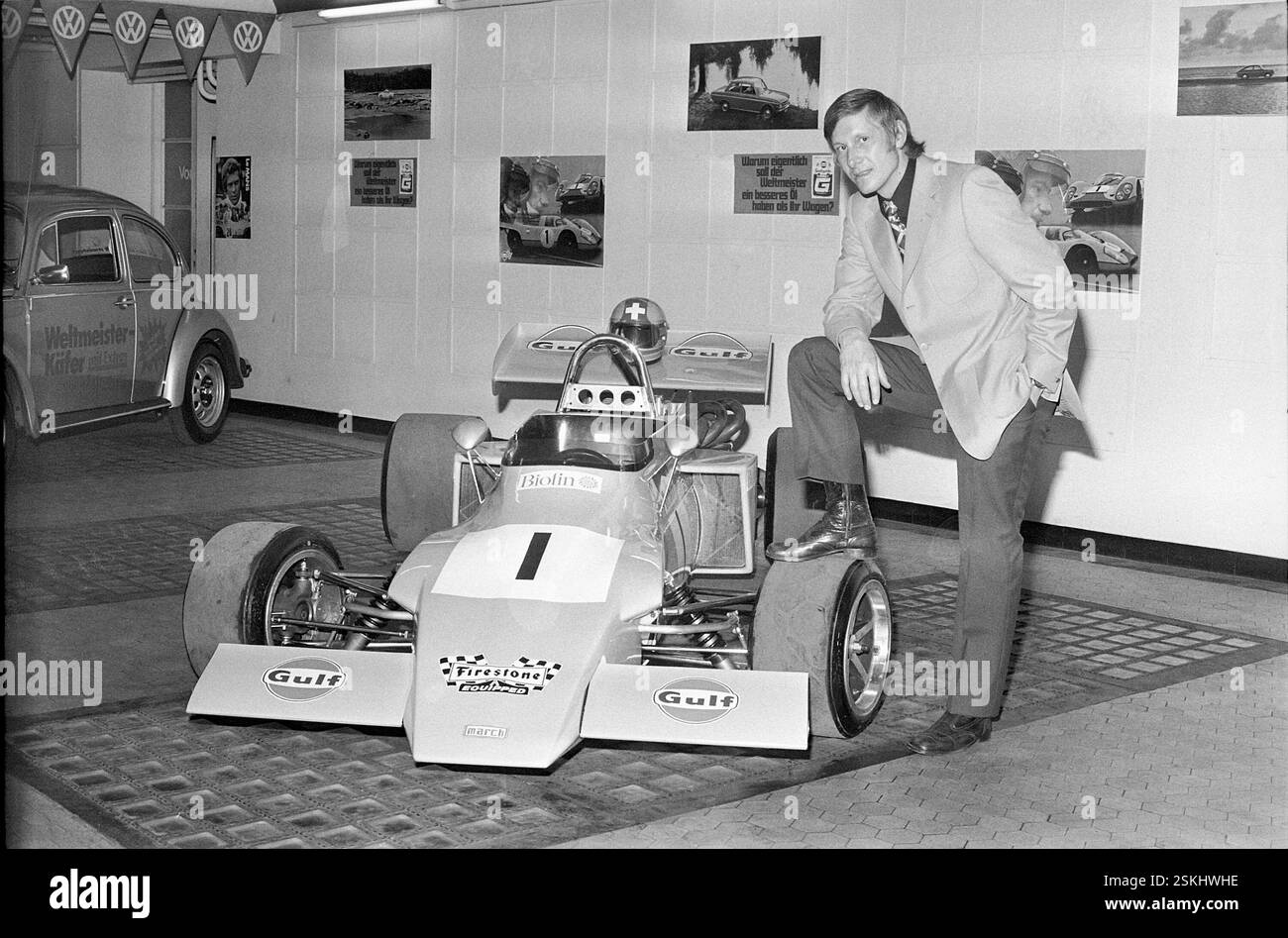 Rennfahrer Xavier Perrot mit seinem neuen March, 1972#Racing driver ...
