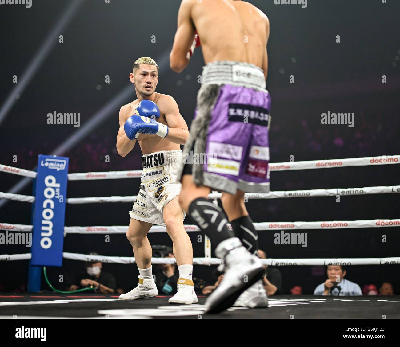 Tokyo, Japan. 24th Jan, 2025. Challenger Misaki Hirano (blue gloves) and champion Toshiki ...