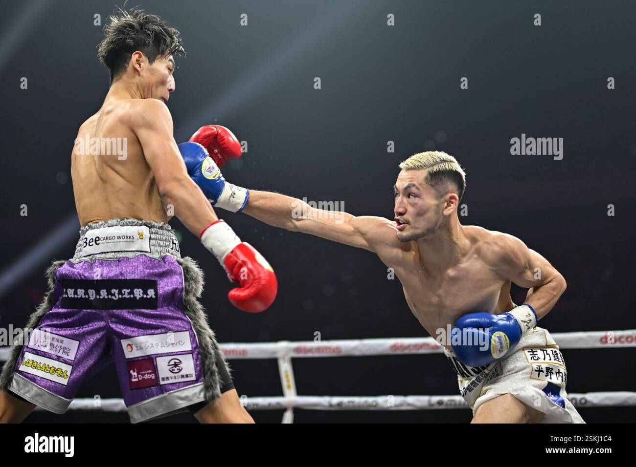 Tokyo, Japan. 24th Jan, 2025. Challenger Misaki Hirano (blue gloves) throws a right at champion ...